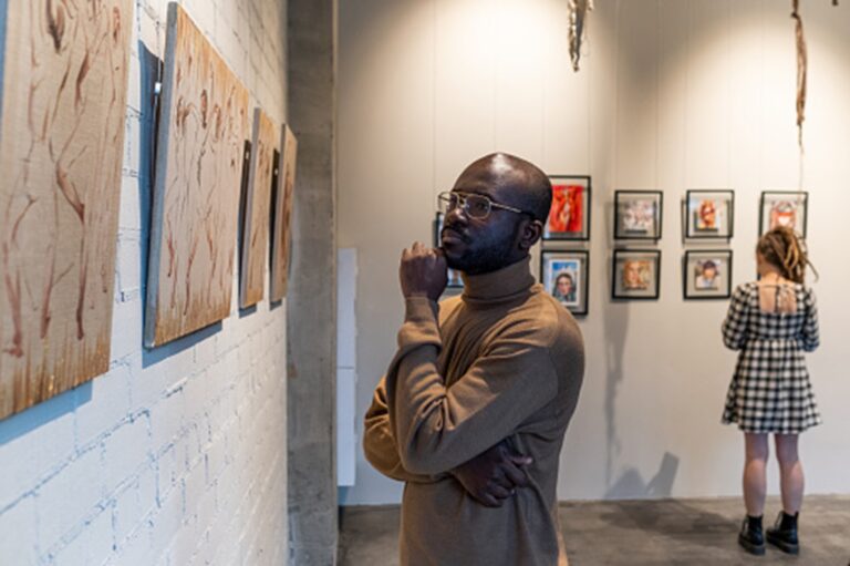 15 Museum Etiquette Errors While Traveling | How To Avoid Them?